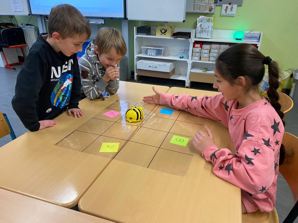 Programmieren am Beispiel von Bee-Bots, Blue-Bots und Ozobots | Otto ...